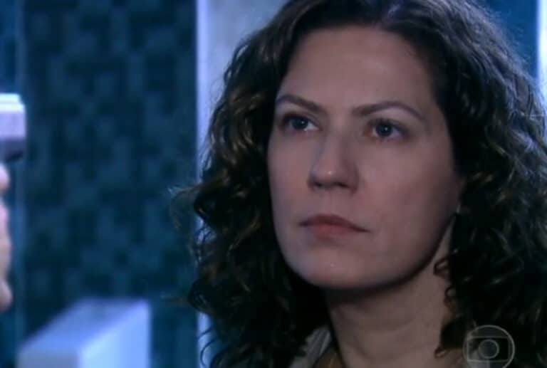 Novela A Favorita quem é a culpada: Donatela ou Flora?