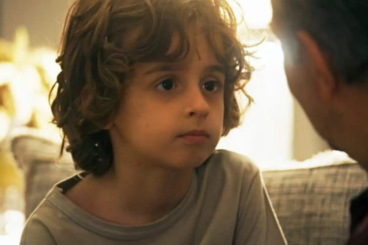 Quem é a mãe do Tonho na novela Travessia?