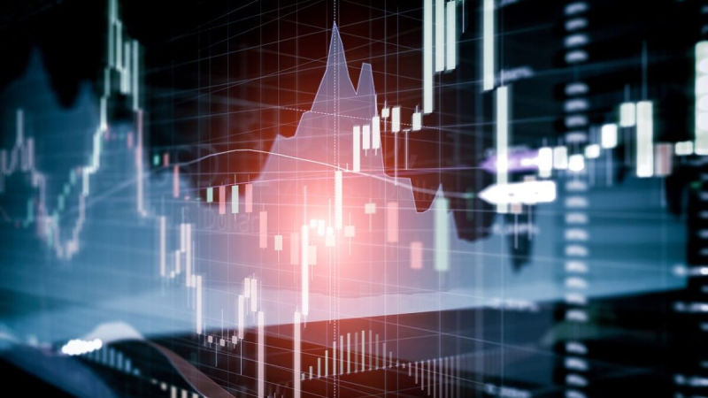 Cotado a menos de R$ 5, por que o dólar está caindo?
