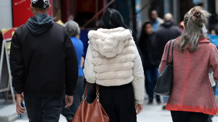Semana começa gelada em São Paulo e com frio de 10°C, mas chuva se aproxima